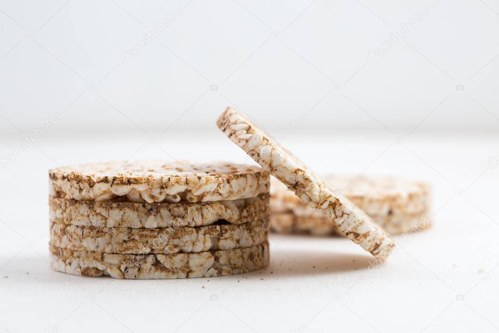 Primer plano de una pila de piñolia aislada sobre un fondo blanco 2024