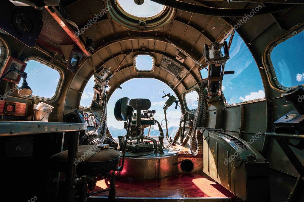 El interior de un avi n bombardero B-17 de la Segunda Guerra Mundial en una base a rea 2024