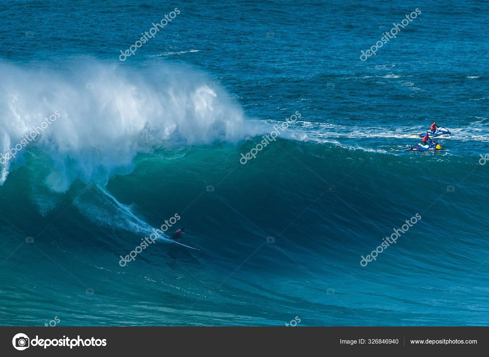 Nazar Portugal Dec 2019 Surfers Riding Waves Atlantic Ocean Shore ...