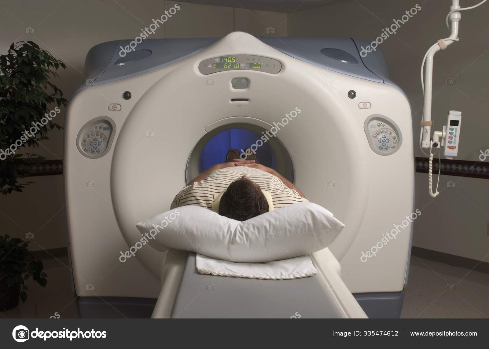 Person lying in an MRI scanner under the lights in a hospital — Stock ...