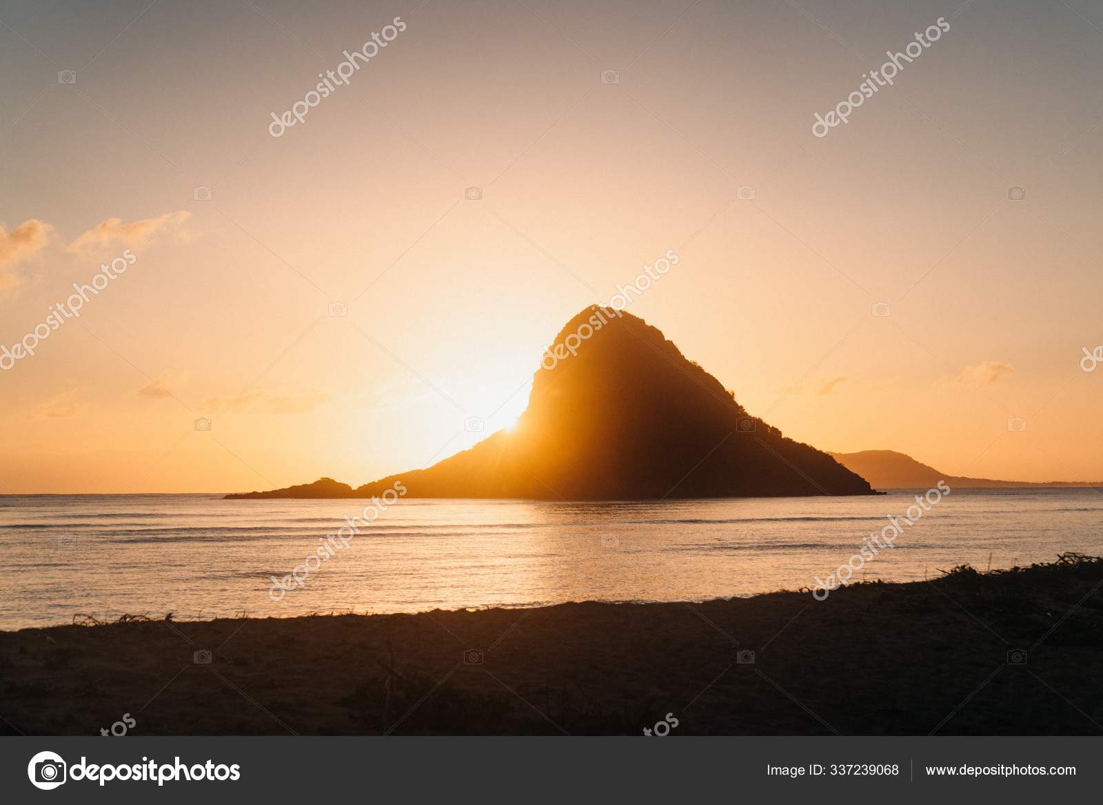 Silhouette Shot Small Island Ocean Ray Sunlight Background — Stock ...