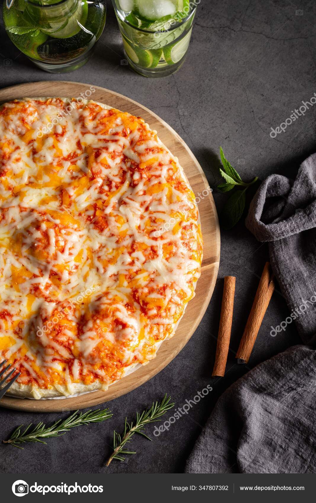 Vertical Overhead Shot Pizza Black Table Mojitos Cinnamon Side — Stock ...