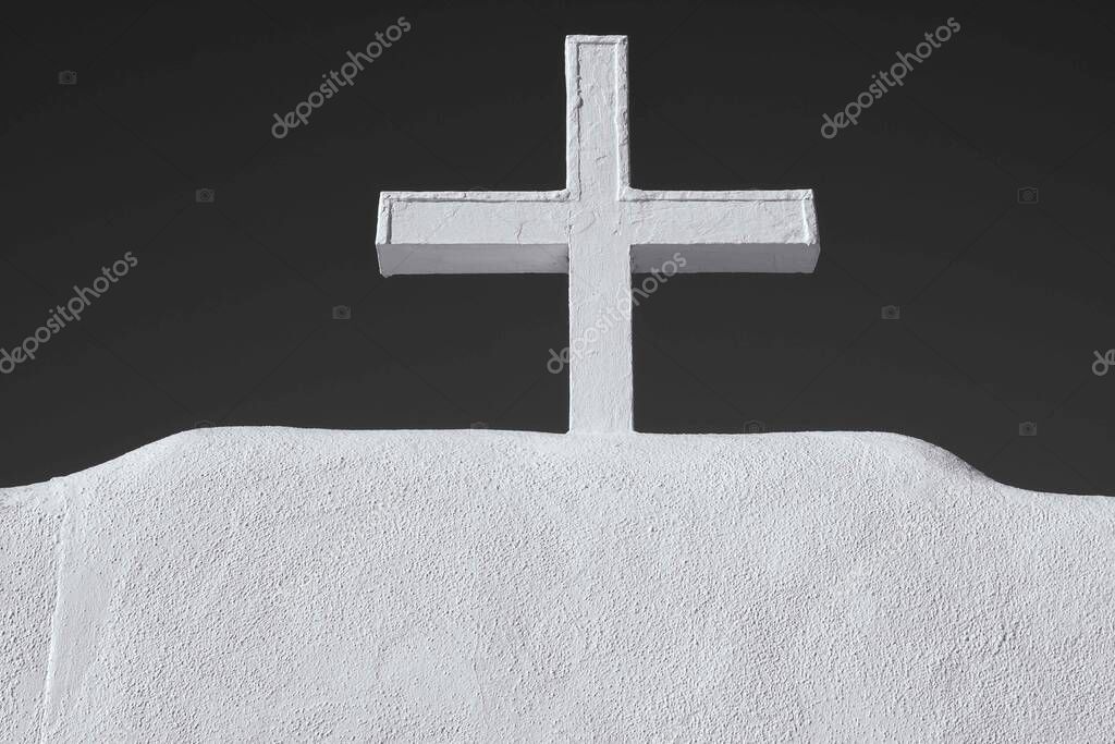 Un disparo a escala de grises de una cruz en la parte superior del ...