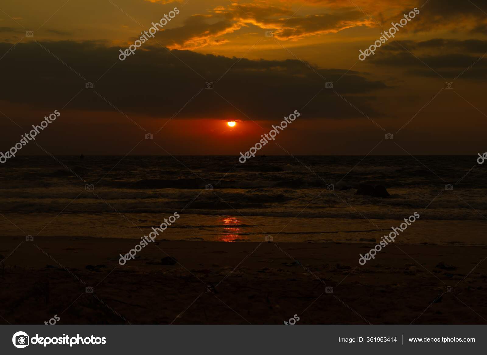 Beach Shore Wit Red Sun Shining Background Bnh Hng Stock Photo by ...