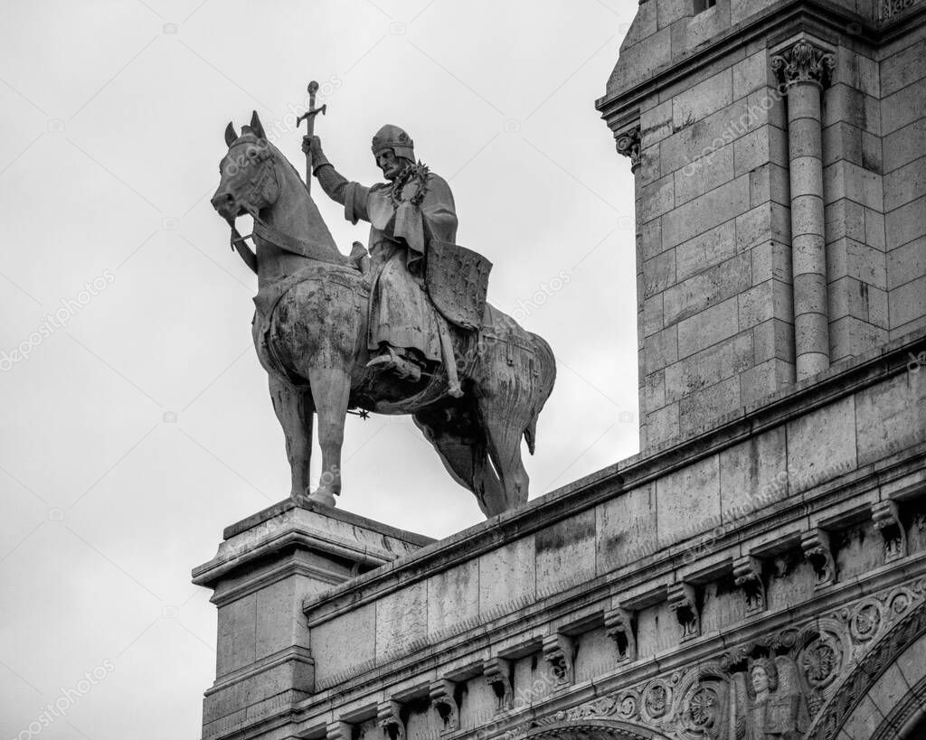 Foto en escala gris de la estatua de Luis IX sobre la Basílica del ...