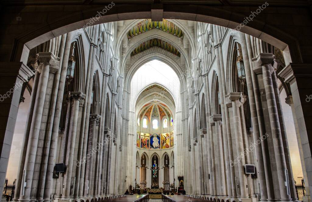 Un plano de ángulo bajo del hermoso altar de la Catedral de la Almudena ...