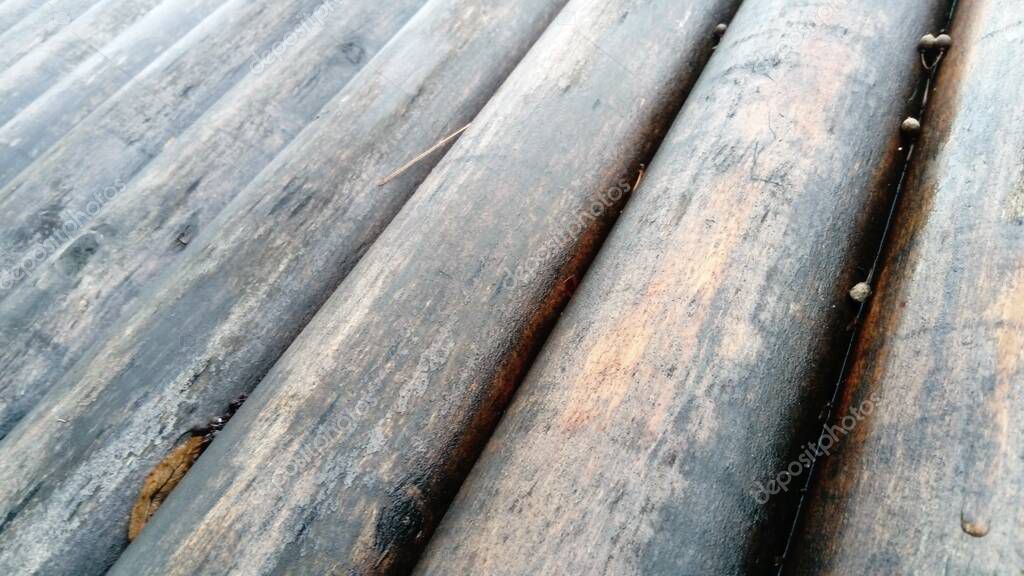 El efecto de la humedad en la madera. Un tronco de construcción para su ...