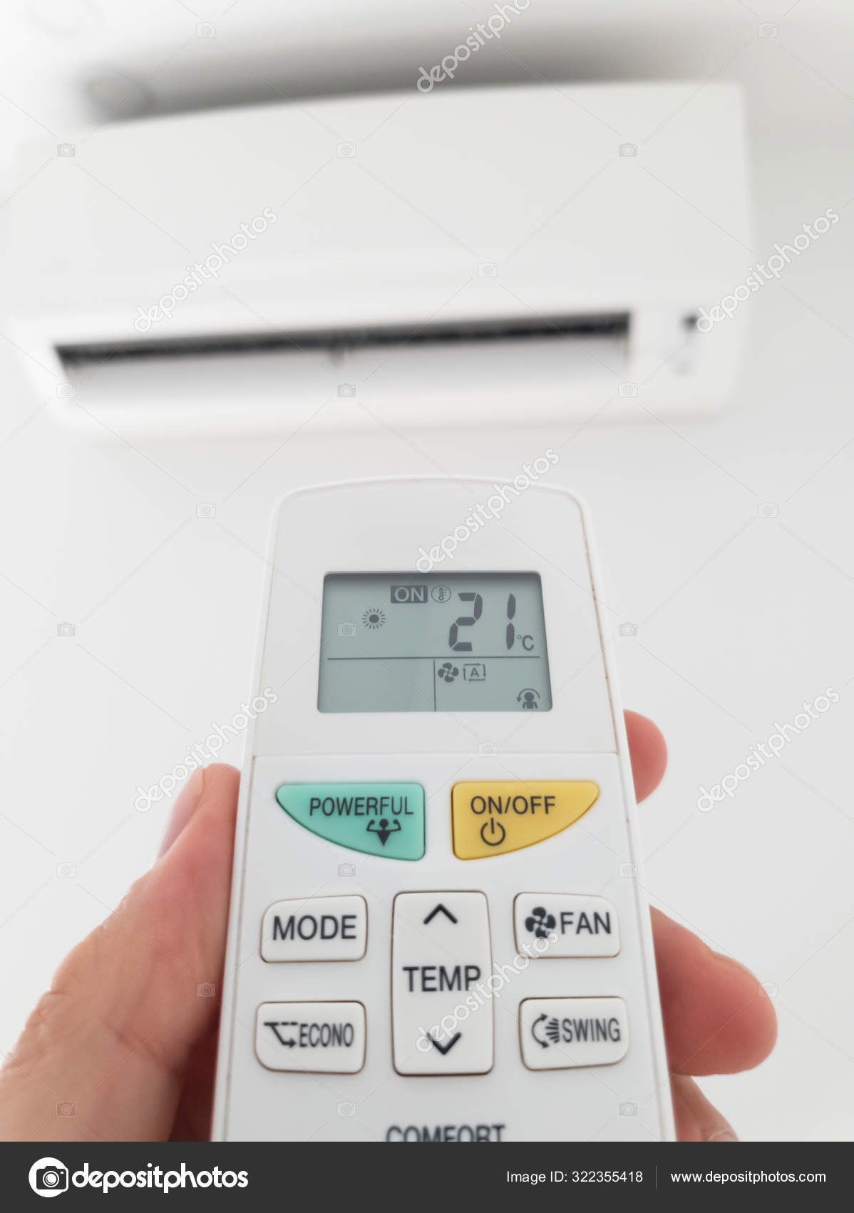 Fotos de Moderna unidad de aire acondicionado con una mano sosteniendo ...