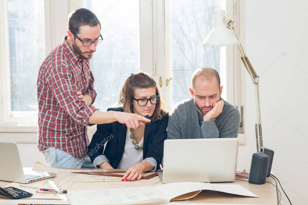 Trabajar de forma independiente desde casa: varias personas hacen su ...