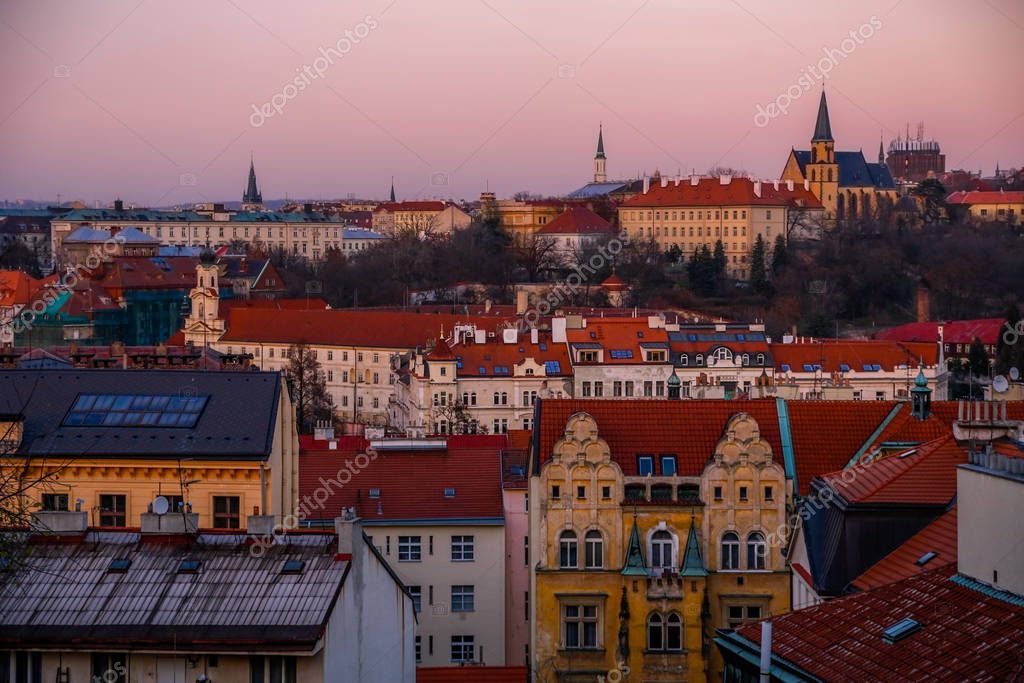 Vista desde la colina al atardecer y los tejados rojos de las casas en ...