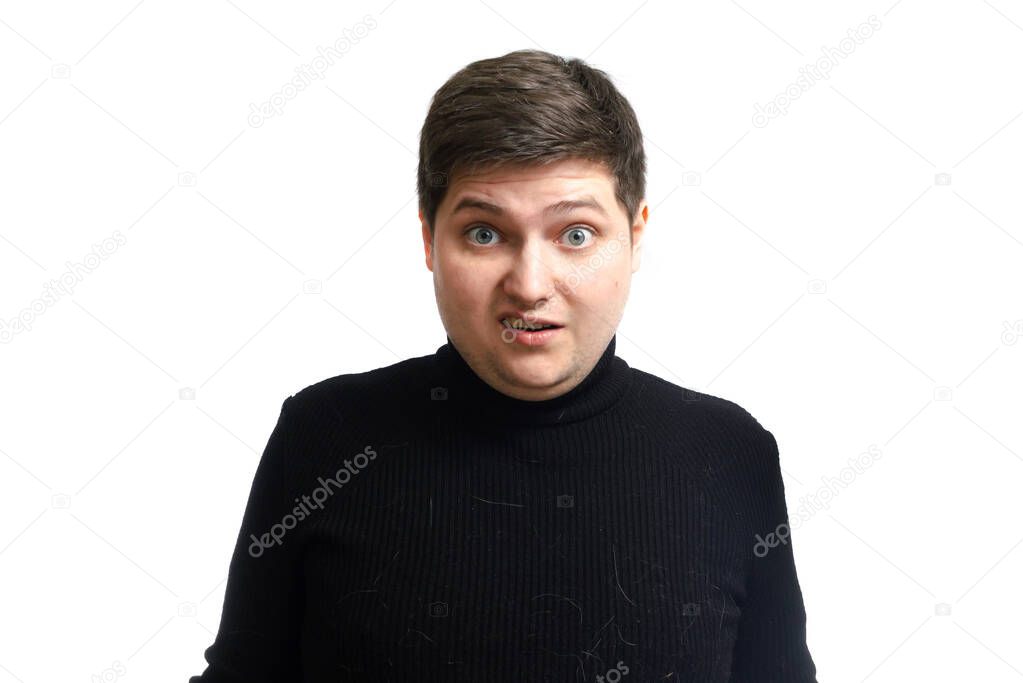 hombre gordo con una cara sorprendida en un suéter negro en pelo de ...