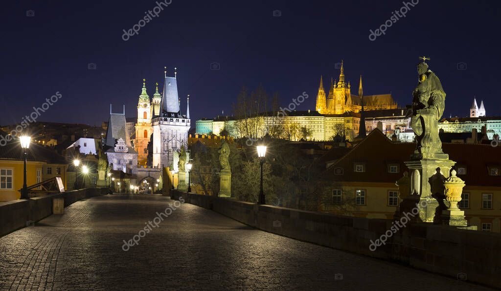 Noche colorido Castillo gótico de Praga con la Catedral de San Nicolás ...