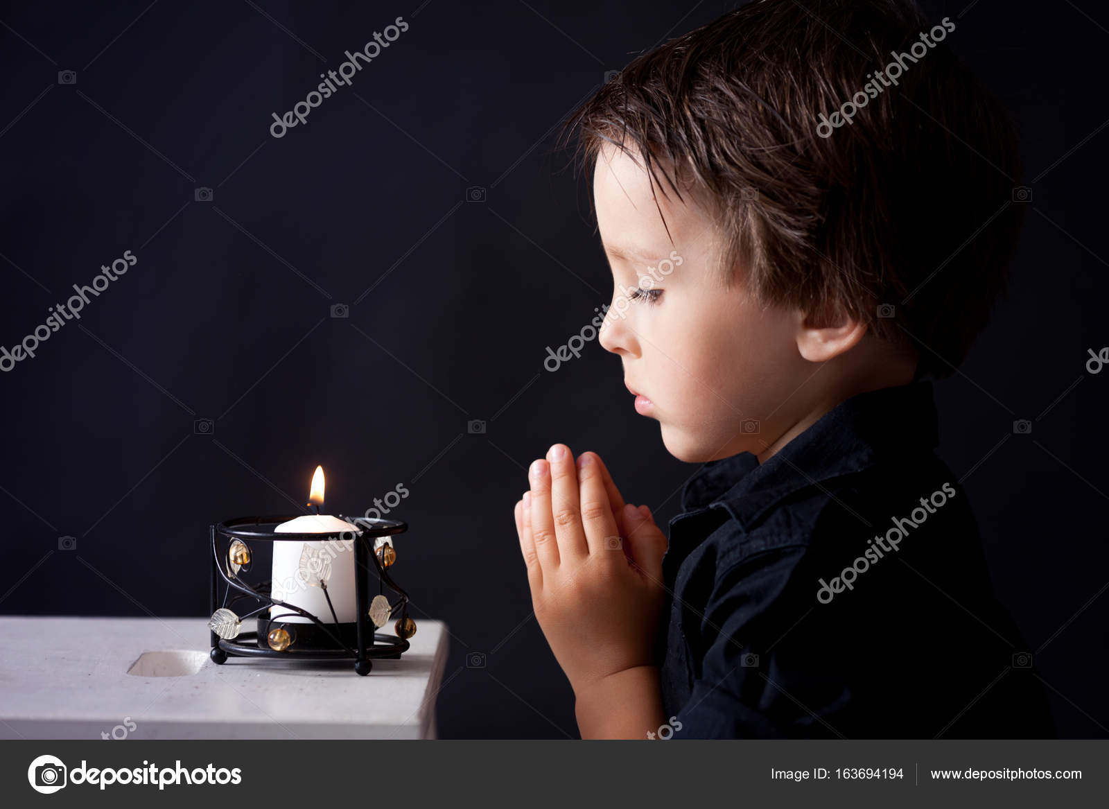 Menino orando, criança orando, fundo isolado — Foto © t.tomsickova ...