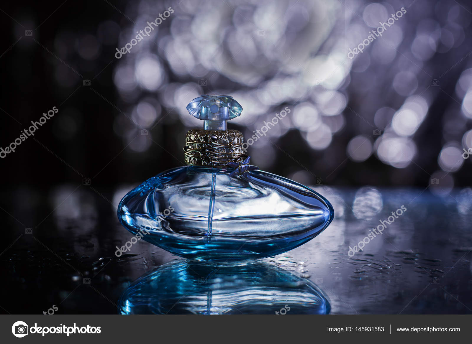 Perfume femenino azul — Foto de stock #145931583 © Martyna1802