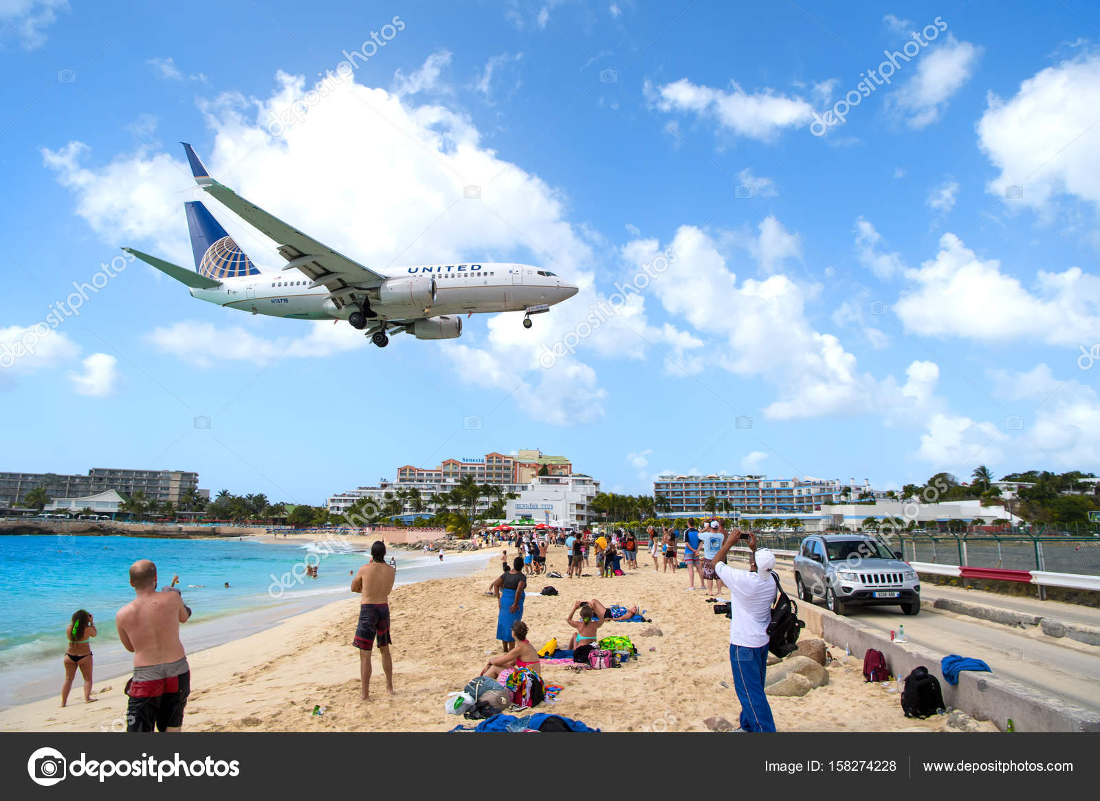 Beach observe low flying airplanes landing near Maho Beach – Stock ...