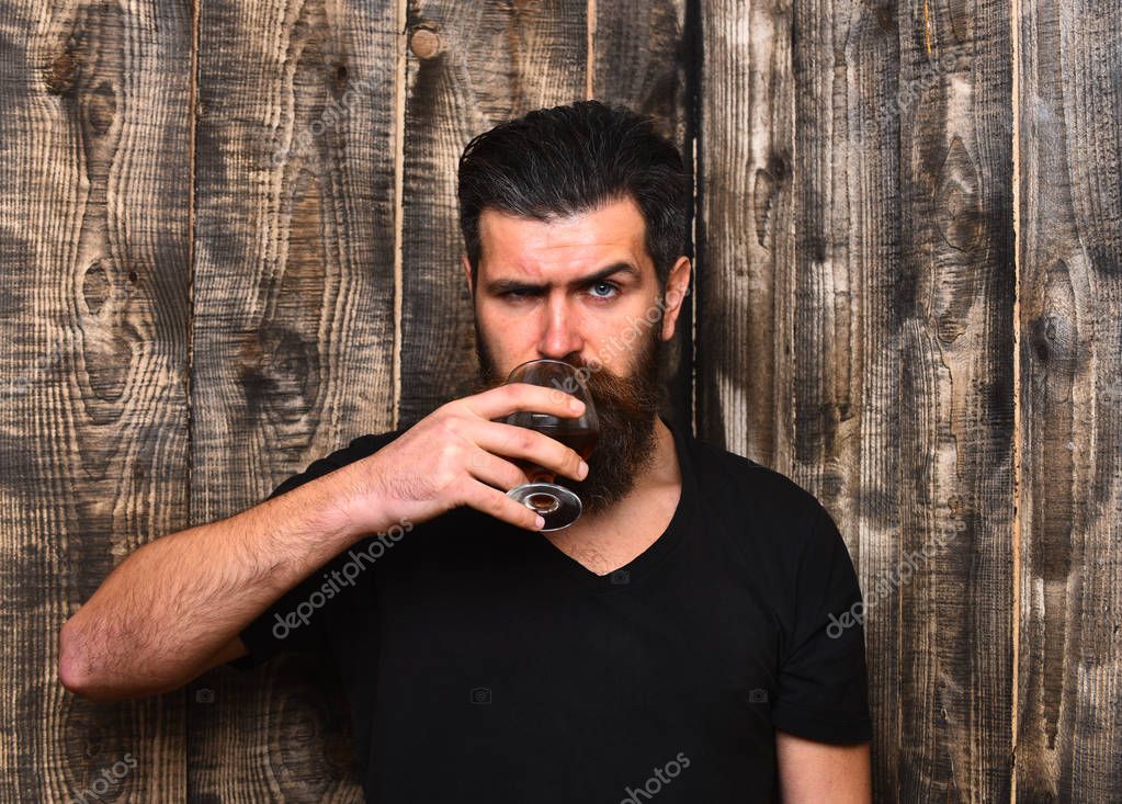 El hombre con barba y bigote tiene bebida alcohólica 2023