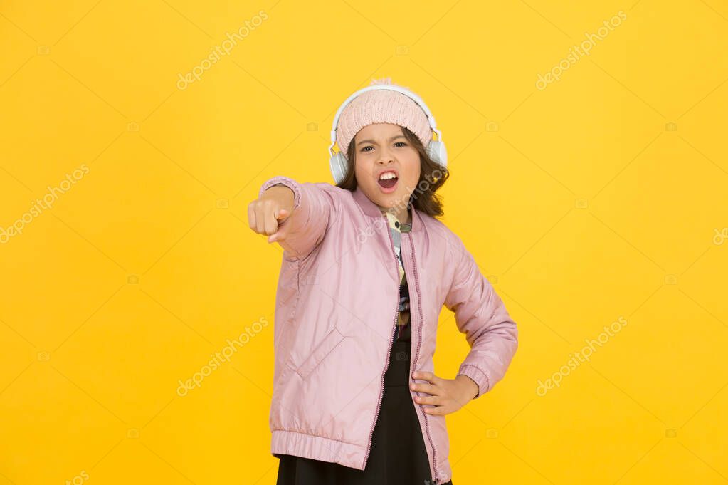 Oye, tú. Niña señalando con el dedo. Niño pequeño apuntando fondo ... Oye, tú. Niña señalando con el dedo. Niño pequeño apuntando fondo ...