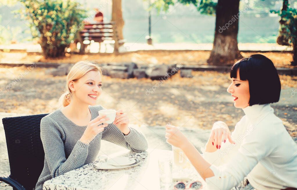 Conversación de dos mujeres cafetería terraza. Reunión de amistad ... Conversación de dos mujeres cafetería terraza. Reunión de amistad ...