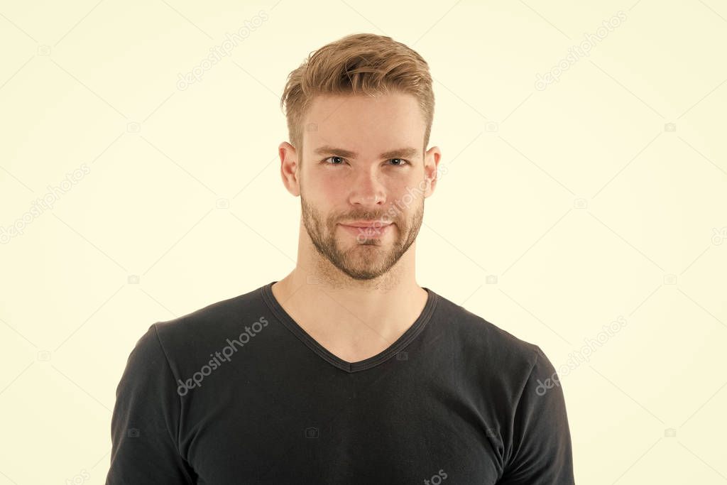 Tipo guapo con la cara sin afeitar y bigote. Barba y peluquería ...