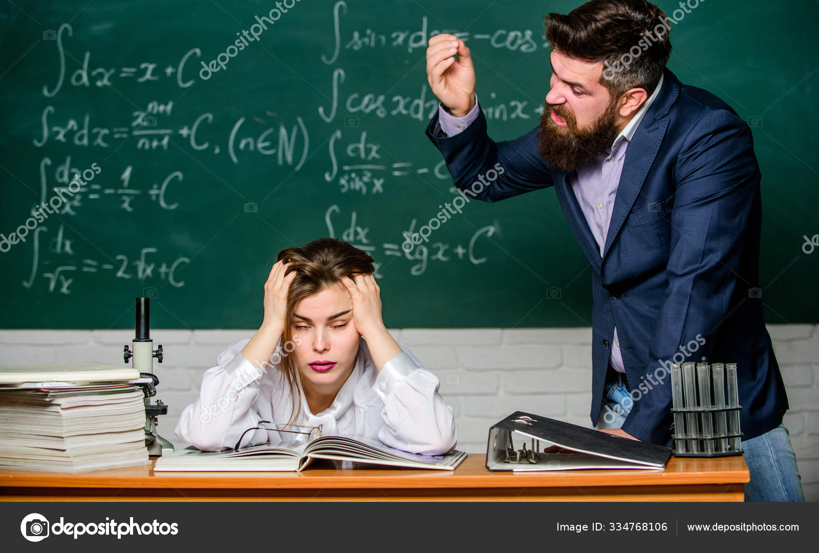 Reprensión y castigo. Deberías esforzarte más. Discutiendo sobre el ...