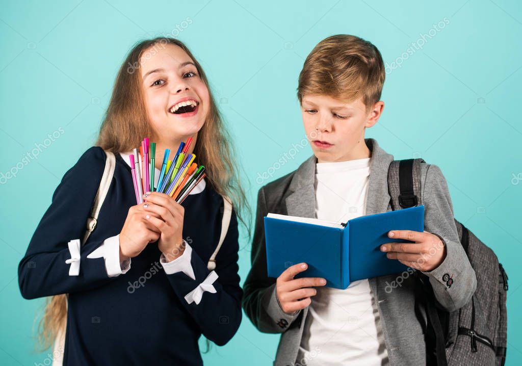 Estamos escribiendo nuestro futuro. Chico y chica felices sostienen ...