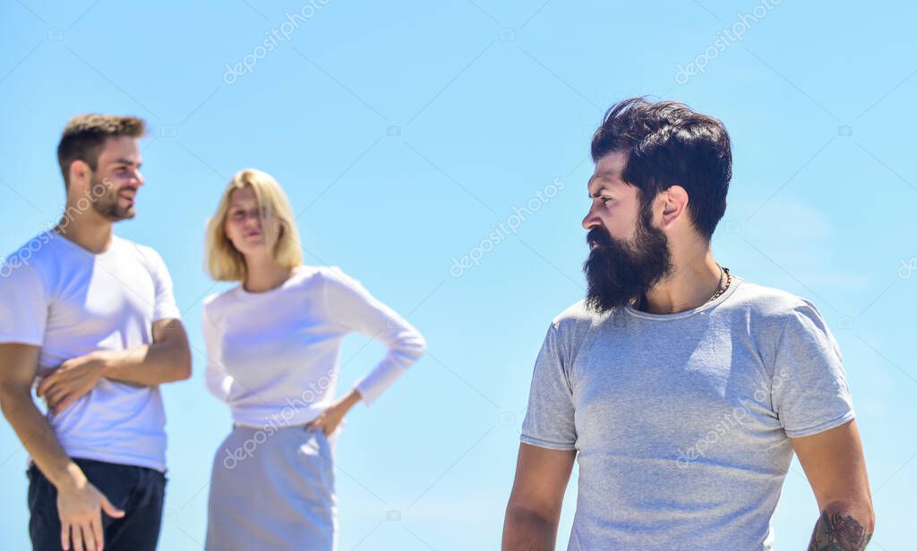 Psicología familiar. Envidia a ellos. Mirándolos. Concepto de tercera ...