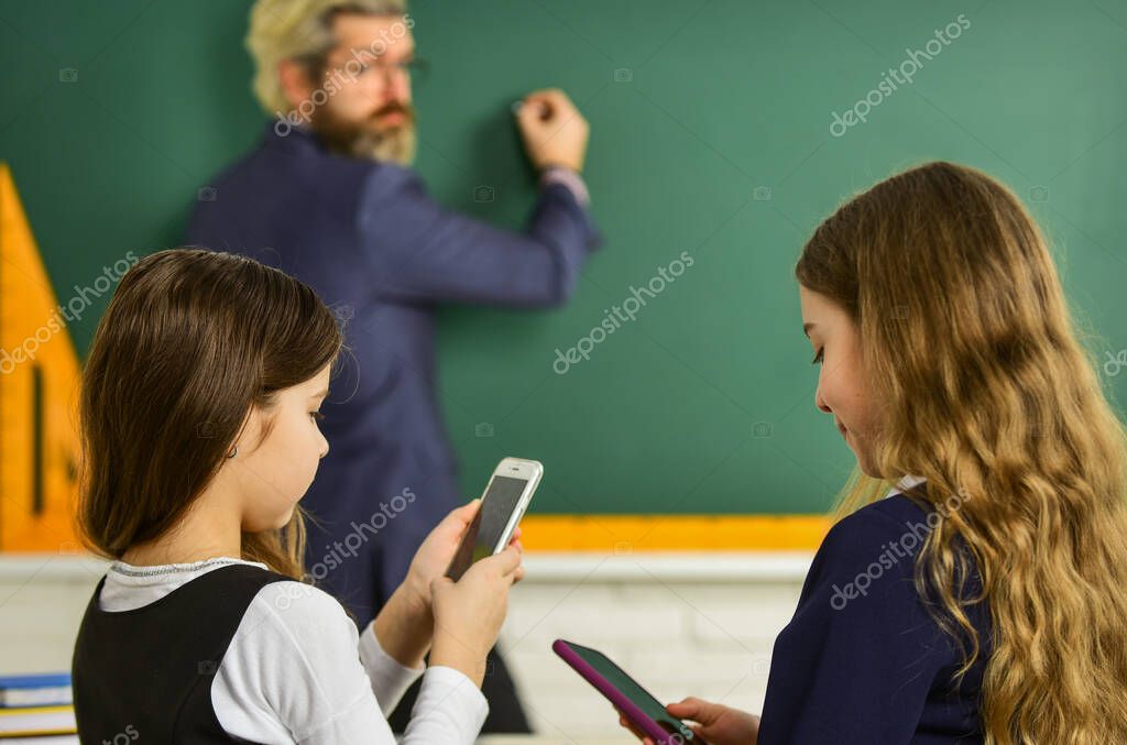 Preparándose para los exámenes. Discusión de niños y maestros. Profesor ...