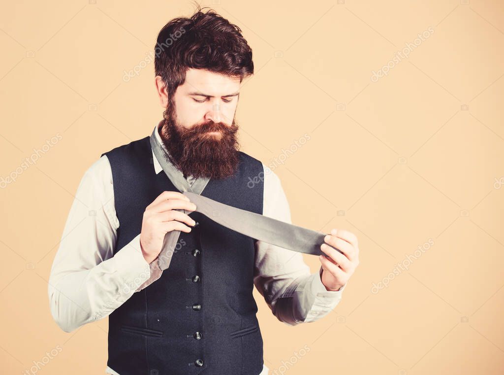 Cómo atar la corbata. Comienza con el cuello hacia arriba y la corbata ...