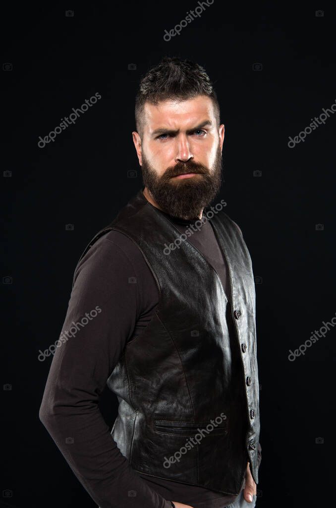 Hombre confiado y brutal estilo de fondo negro. Bonita cara. Hombre con ...