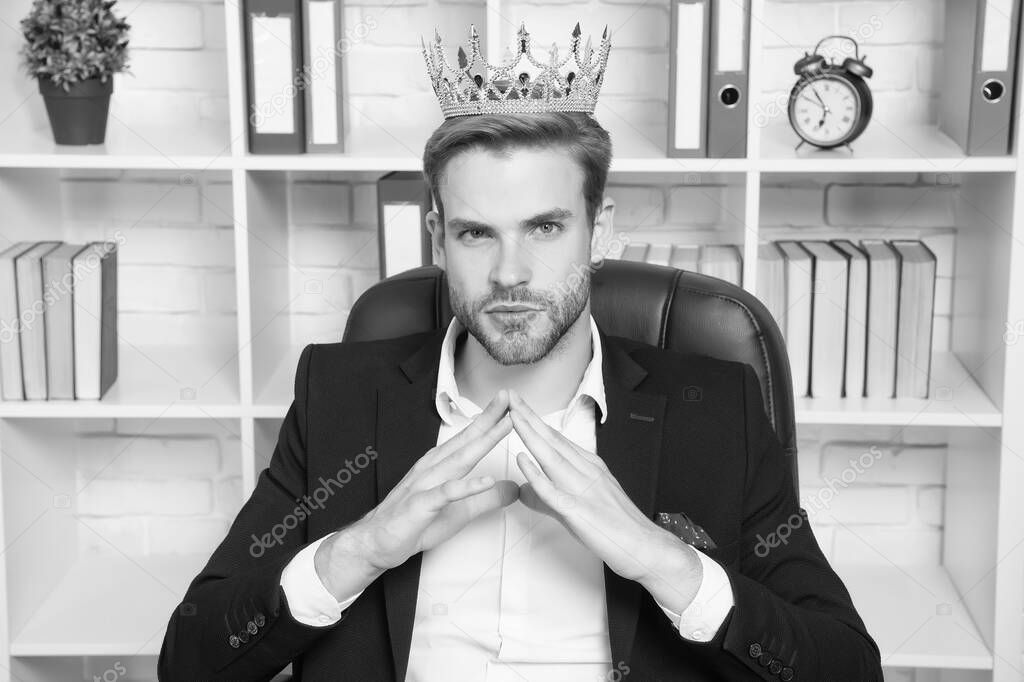 Soy el gran jefe aquí. Gran jefe en la oficina. El gran jefe lleva ...