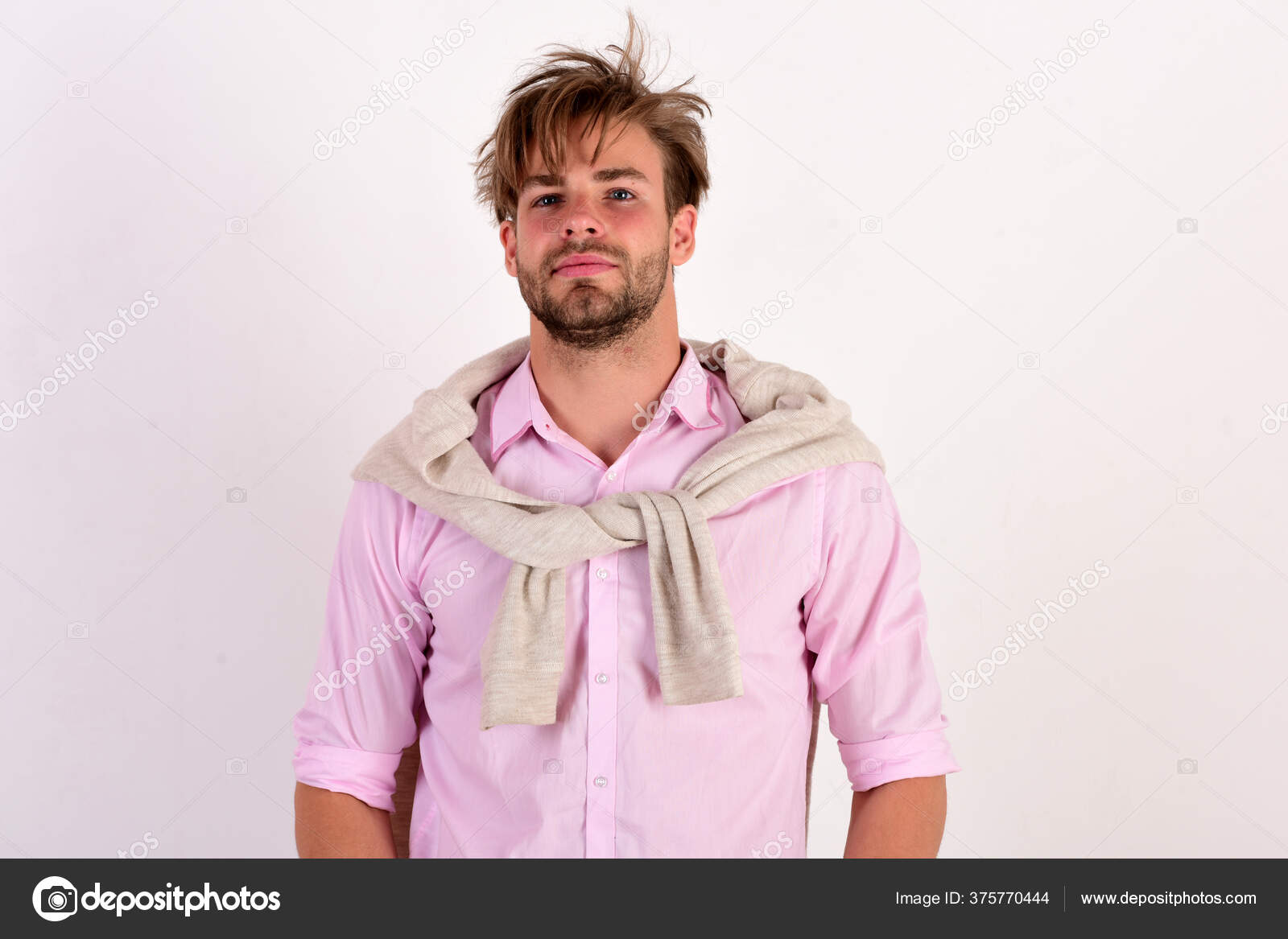 Macho usa suéter atado a los hombros. Moda y confianza: fotografía de ...