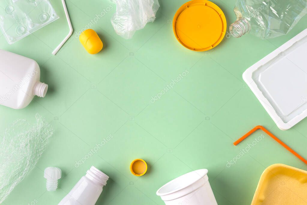 Residuos plásticos para reciclaje y reutilización. Concepto ecológico ...