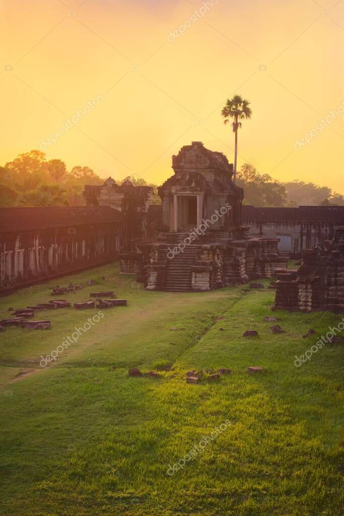 Templo Angkor Wat al atardecer. Vista elevada del patio interior ...