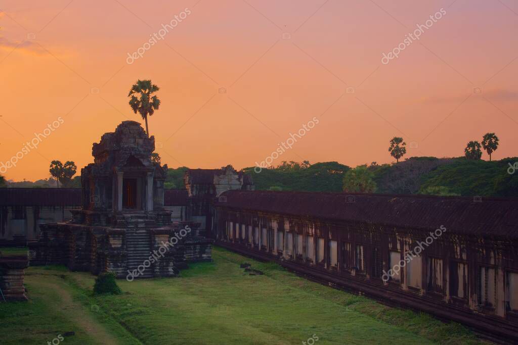 Templo Angkor Wat al atardecer. Vista elevada del patio interior ...