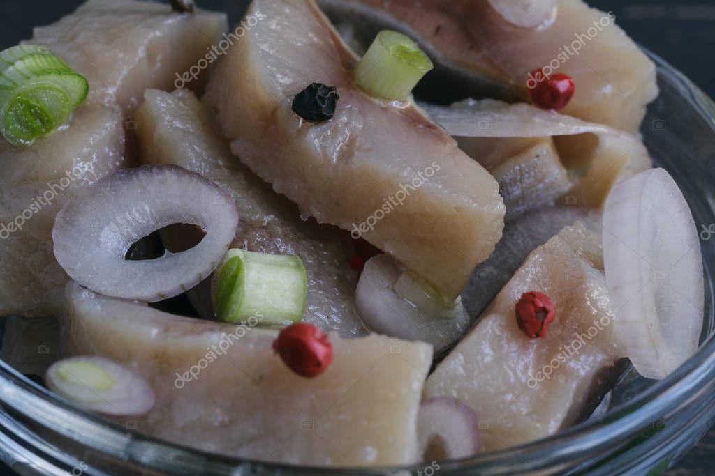 Arenque escandinavo en rodajas con cebolla y pan integral 2023