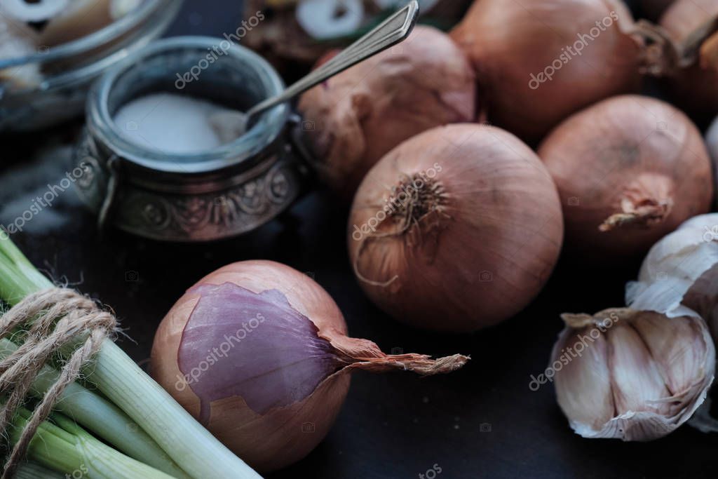 Arenque escandinavo en rodajas con cebolla y pan integral 2023