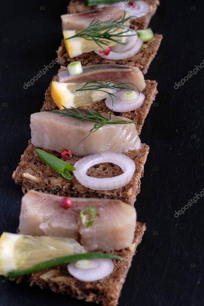 Arenque escandinavo en rodajas con cebolla y pan integral 2022