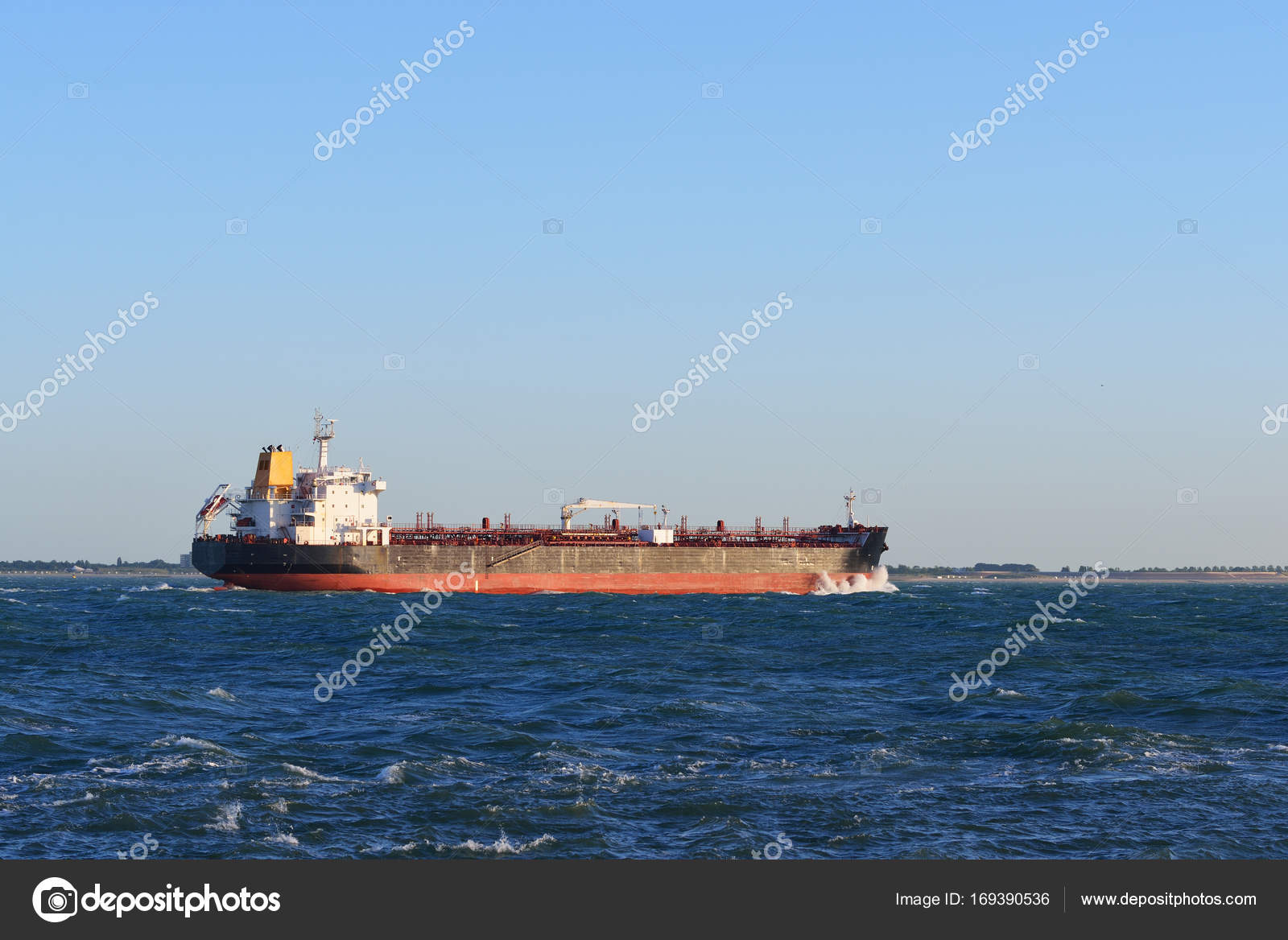 Buque cisterna de carga navegando en el mar — Foto de stock #169390536 ...