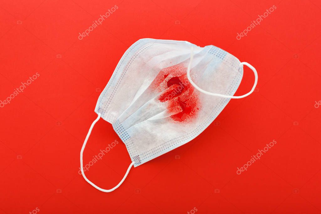 Hemoptisis, coronavirus, máscara quirúrgica protectora con sangre sobre ...