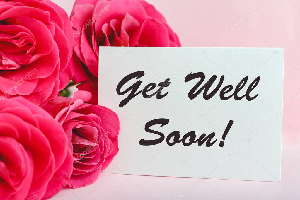Tarjeta Get Well Soon en ramo de flores sobre fondo rosa. Stock foto ...
