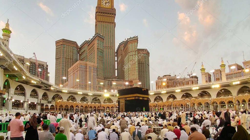 La Santa Kaaba es el centro del Islam, situado en Masjid Al Haram en La Meca. Multitud de ...