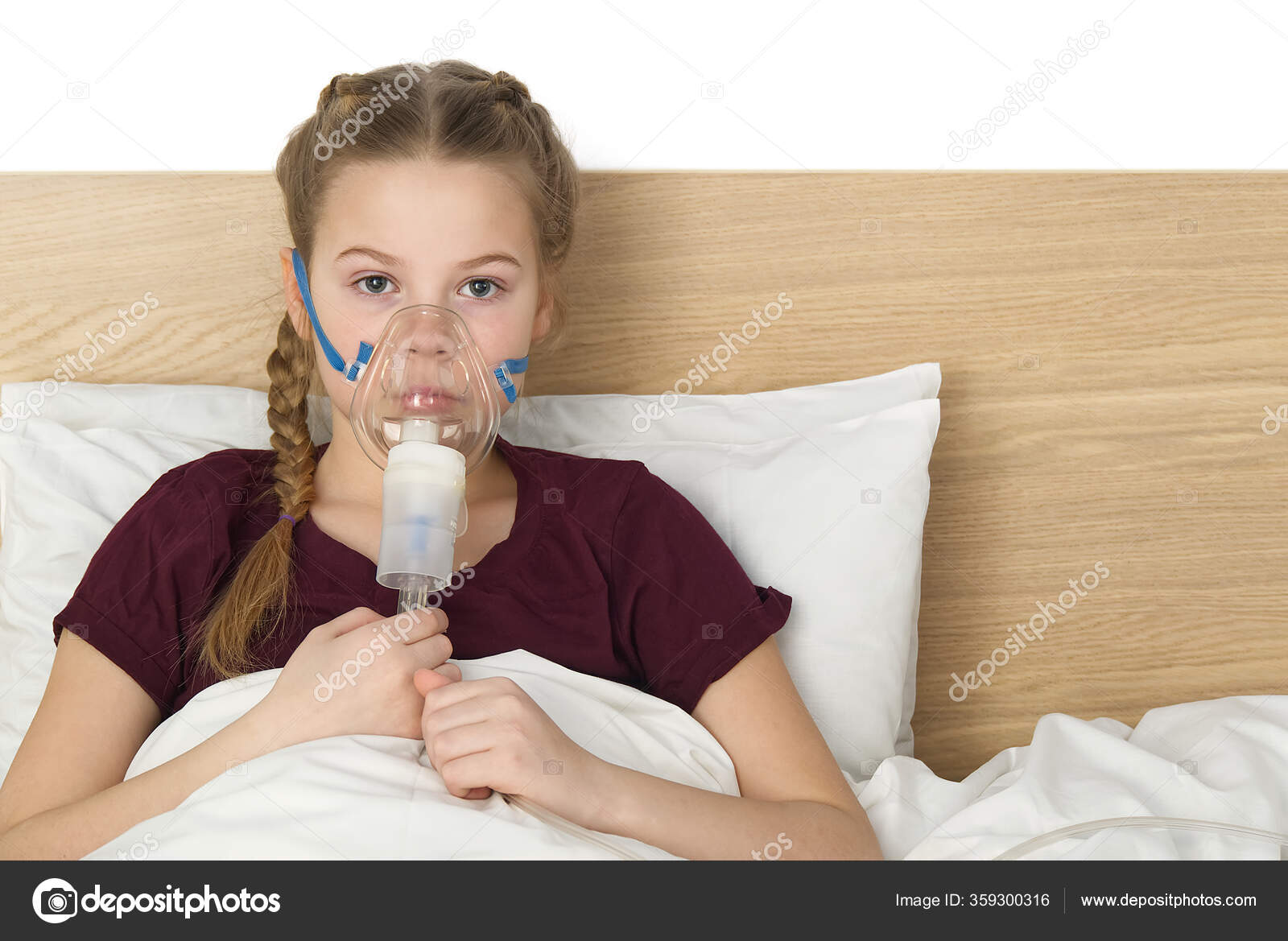 La muchacha con la máscara del inhalador - los problemas respiratorios ...