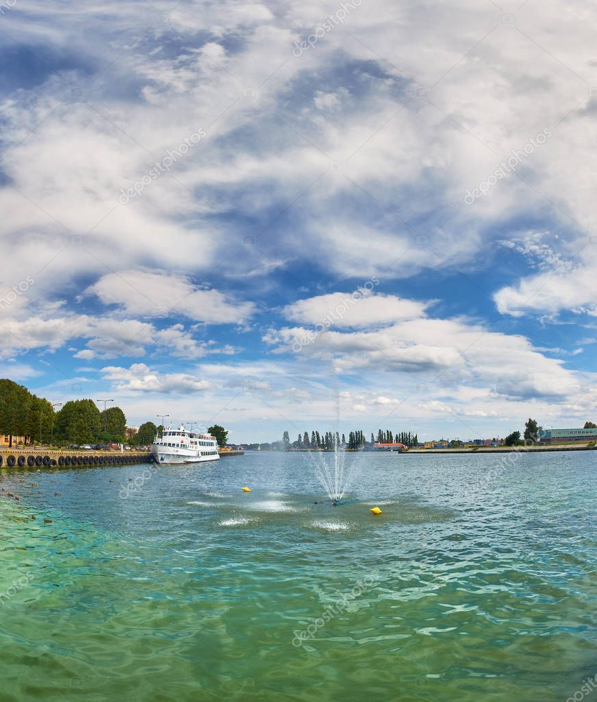 Imagen panorámica de una fuente en el río Swina y el paseo fluvial en ...