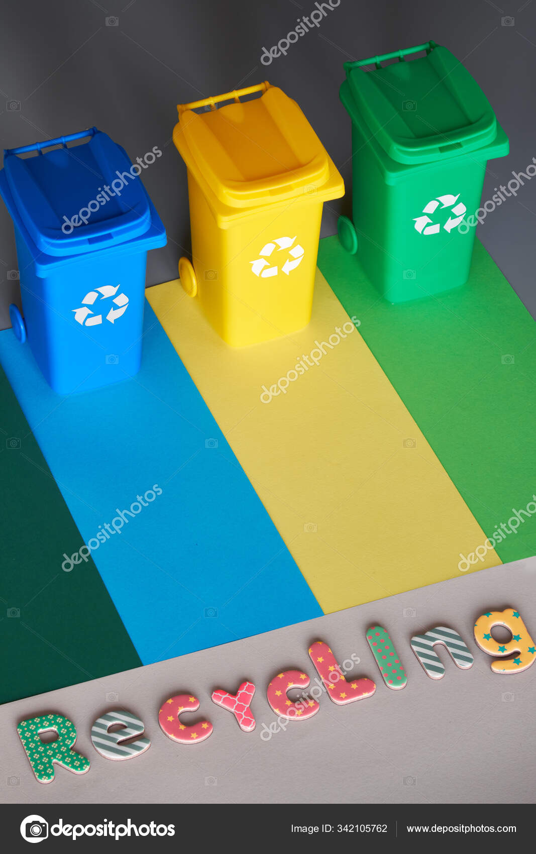 Tres contenedores de reciclaje codificados por colores, imagen ...
