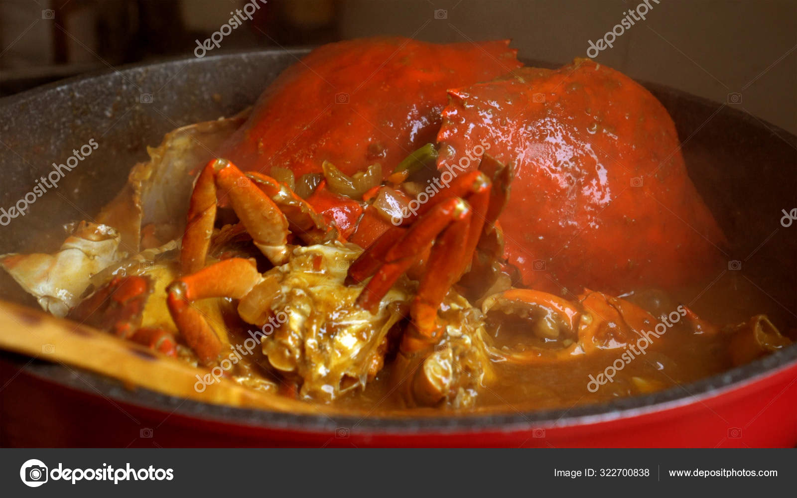 Chef cooking Chili Crab Singapore Chinese cuisine iconic dish — Stock ...