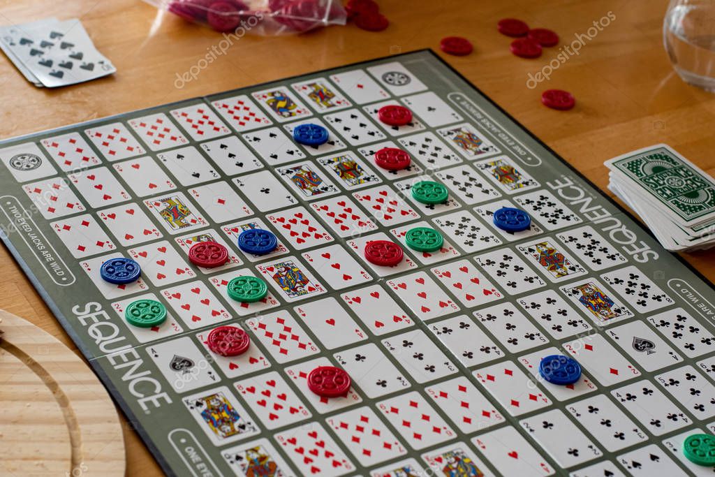 Secuencia juego de mesa en una mesa de madera con fichas de color y cartas de juego 2024