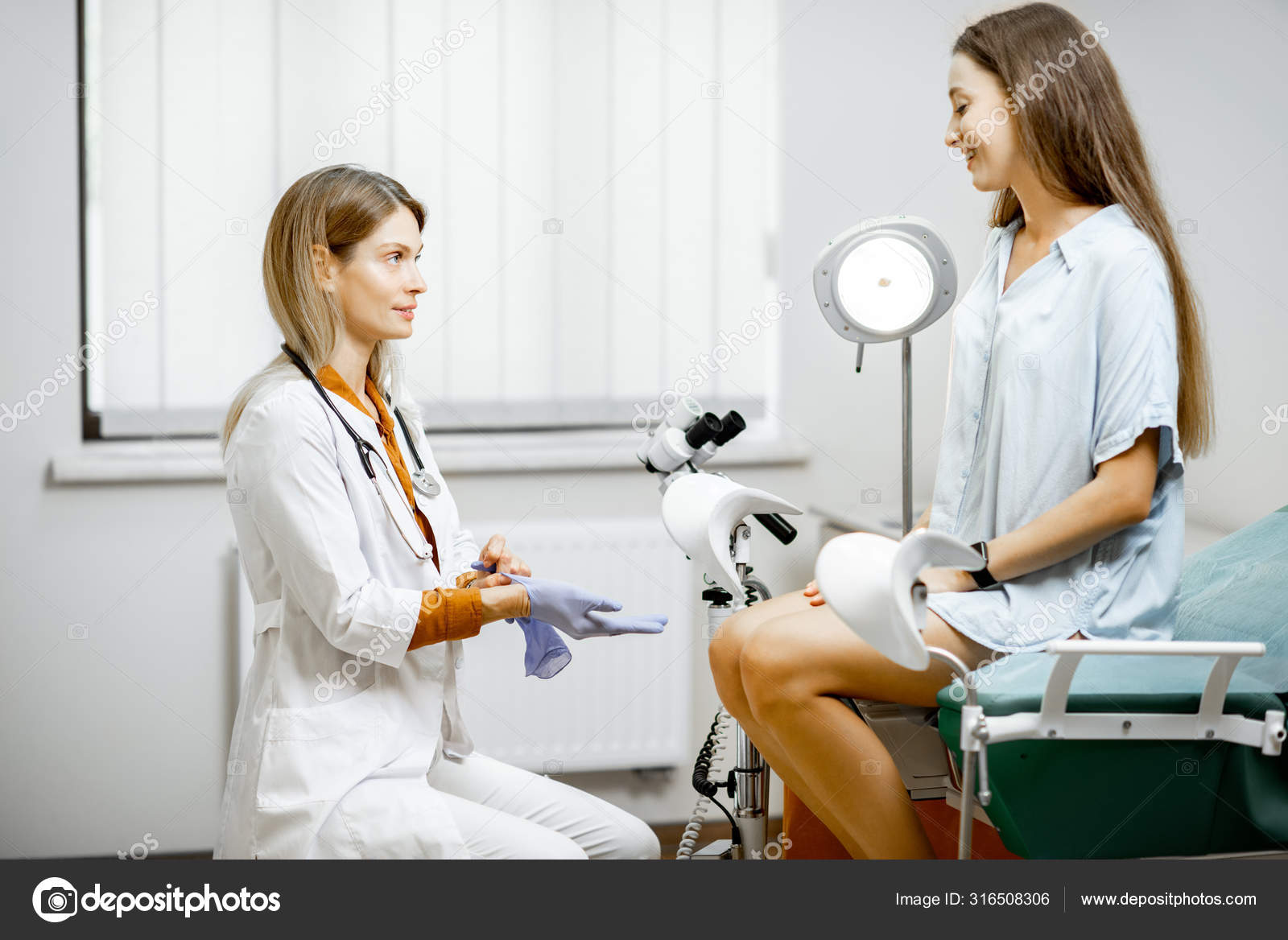 Ginecólogo con paciente en el consultorio: fotografía de stock ...