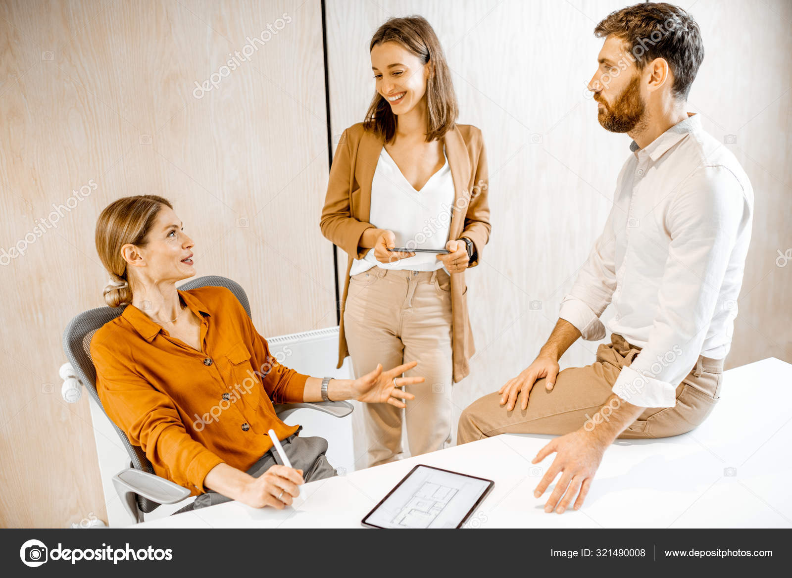 Informal conversation in the office — Stock Photo © rossandhelen #321490008