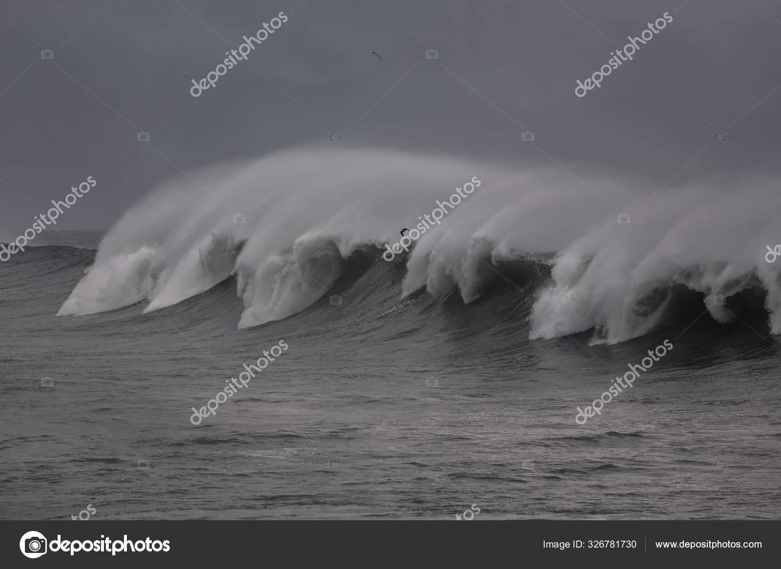 Long spraying wave — Stock Photo © zacariasdamata #326781730