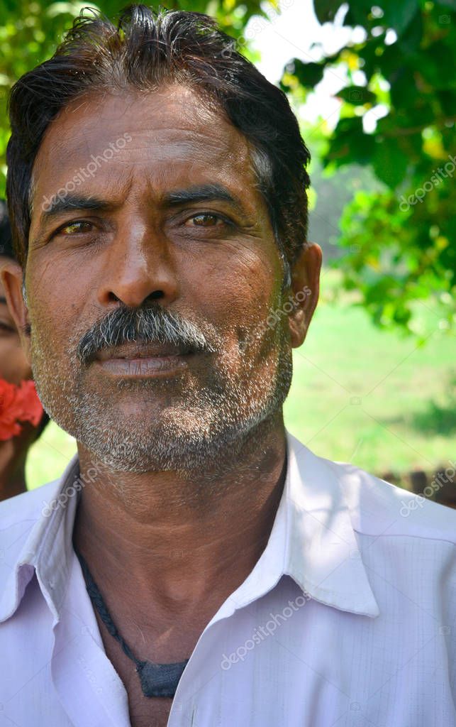 MADHYA PRADESH, INDIA - 01 DE NOVIEMBRE DE 2019: Retrato del hombre ...